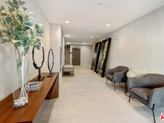 825 N Croft Avenue 102