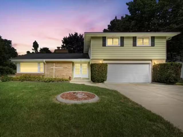825 SWEETBRIAR DR, WAUKESHA, WI 53186 Single Family Residence.
