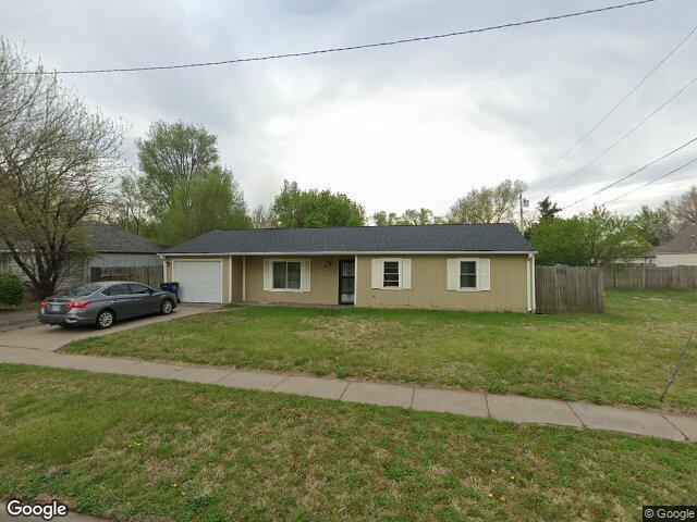 825 Pottawatomie Dr, Manhattan, KS 66502