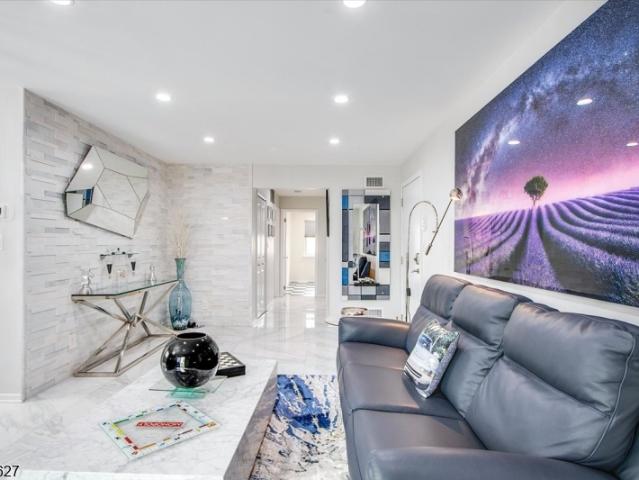 825 Riverside Ave