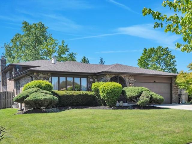 825 Walnut Dr, Darien, IL 60561