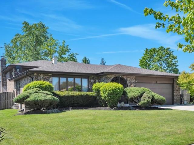 825 Walnut Dr, Darien, IL 60561