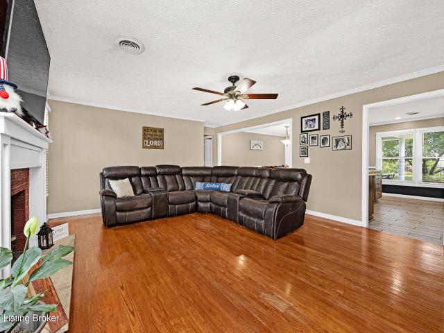 825 Thomas Ln