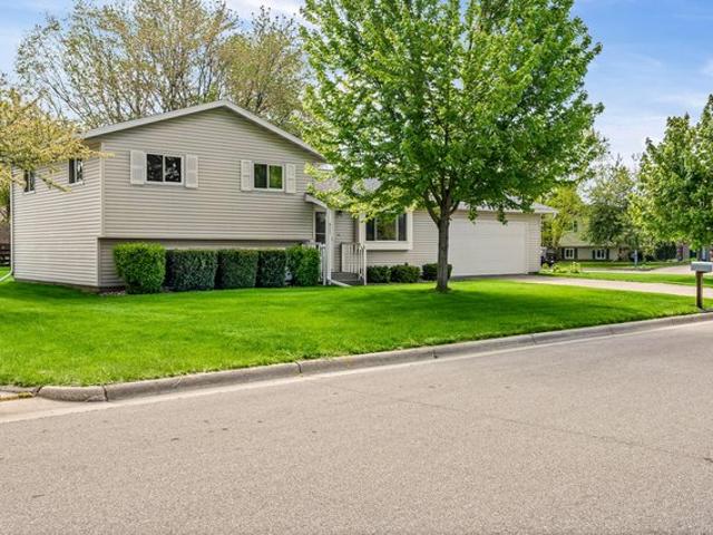 825 Valley Ct, Onalaska, WI 54650