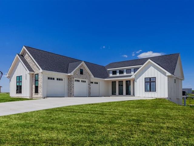 8265 Edgewood Ct, West Des Moines, IA 50266