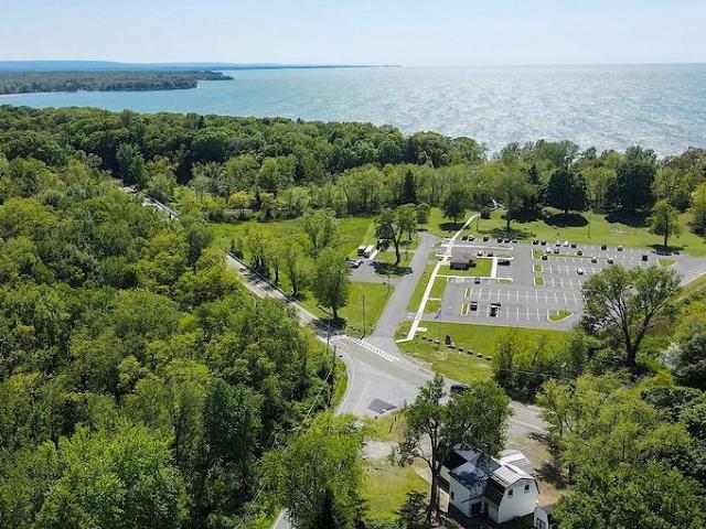 8261 Lake Shore Road