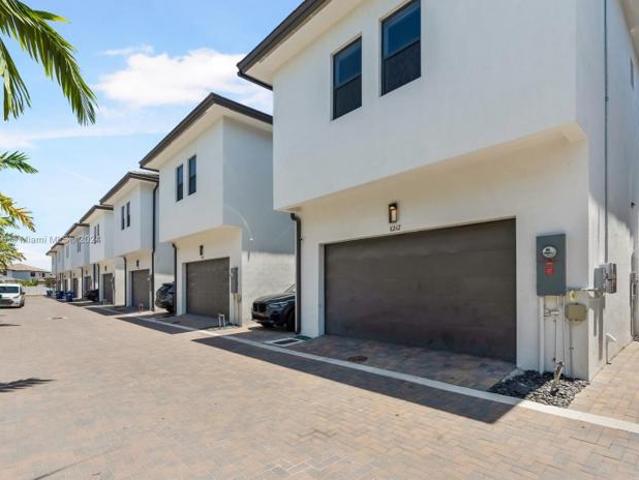 8262 NW 46th St, Doral, FL 33166