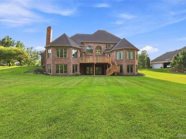 8263 Pine Hollow Trl, Grand Blanc, MI 48439