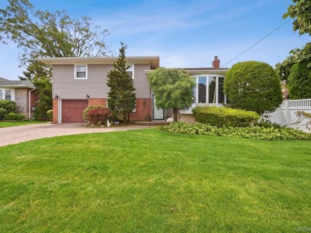 826 Beckman Dr, North Bellmore, NY 11710