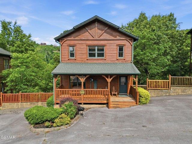 826 Gatlinburg Falls Way, Gatlinburg, TN 37738