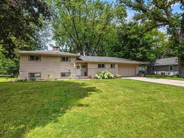 826 Fieldcrest Dr, Neenah, WI 54956