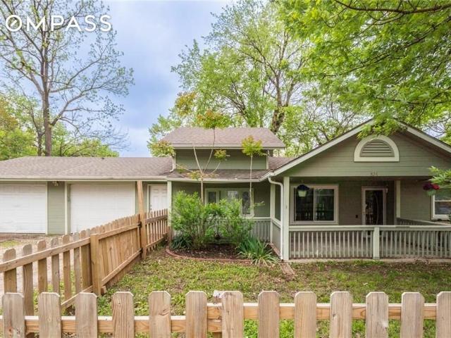 826 W 7th St, Ottawa, KS