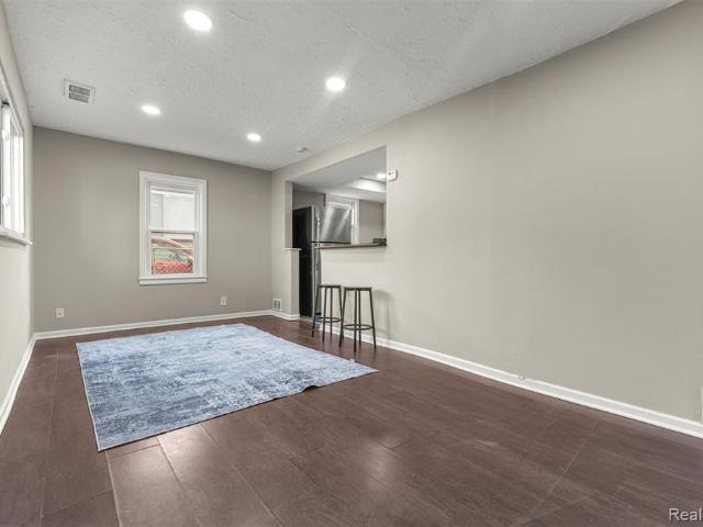 8279 Hugh Street