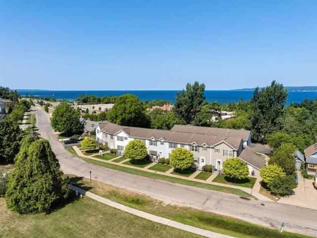827 Arlington Ave Apt 10, Petoskey, MI 49770