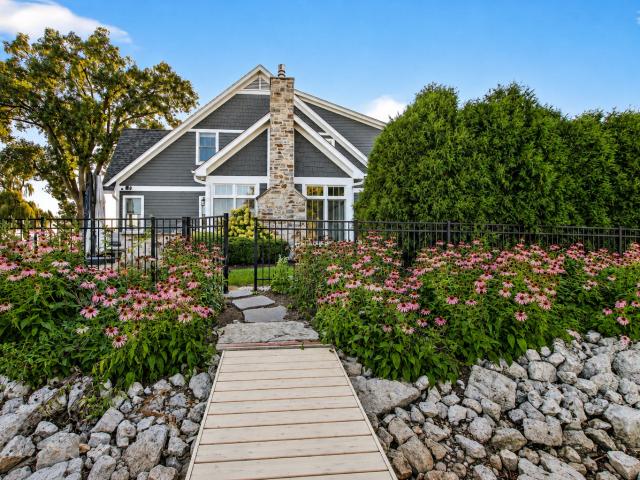 827 Edgewater Parkway