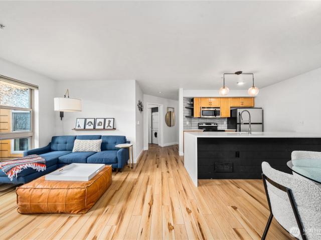 827 Hiawatha Pl S, Unit 204, Seattle, WA 98144 | MLS #2434