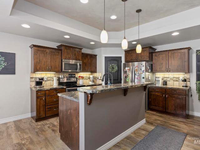 827 Lynx Dr