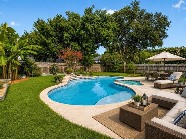 827 N Wellsford Dr, Pearland, TX 77584