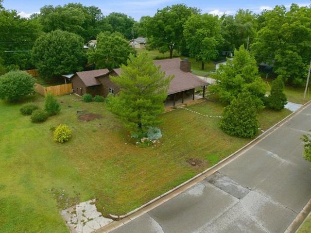827 N Foulk Dr, Belle Plaine, KS 67013