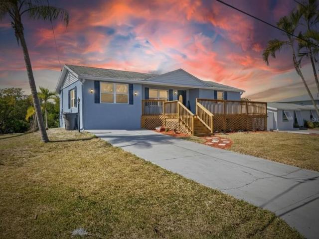 827 Seabreeze Dr, Ruskin, FL 33570 | MLS #TB8475 | Compass