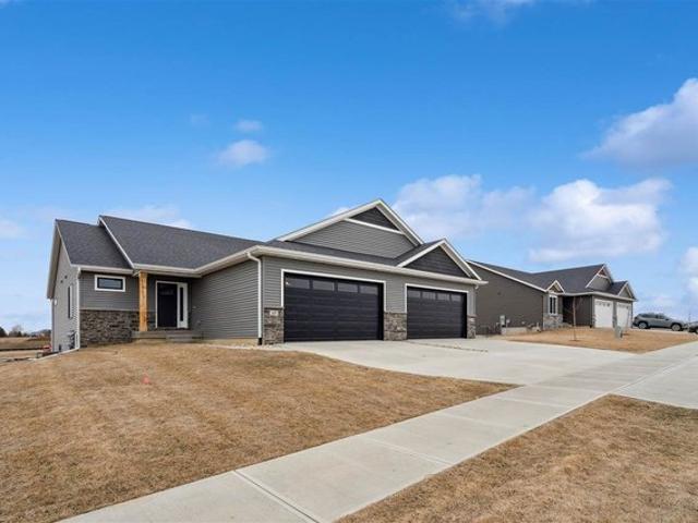 827 Prairie View Dr, West Branch, IA 52358