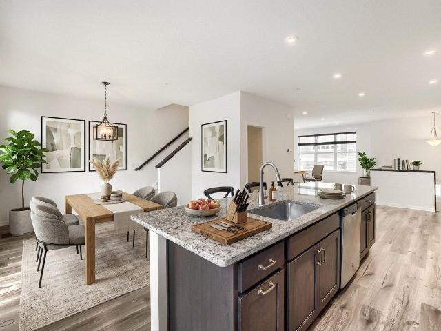 827 Roselyn Drive
