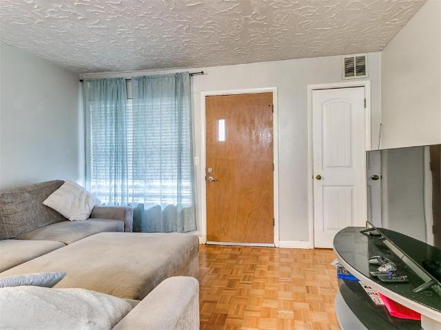 827 W Berry Road