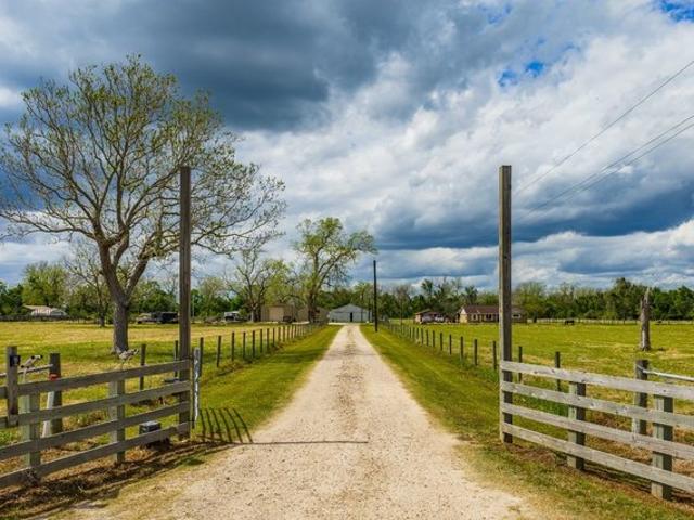 8283 Ashwood Rd, Van Vleck, TX 77482