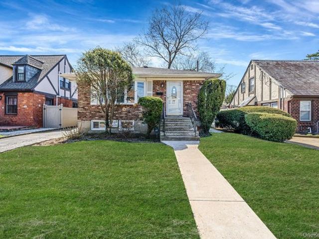 828 Barth Dr, North Baldwin, NY 11510