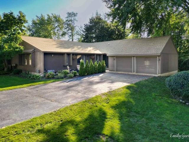 828 Brook Village Dr, Holland, MI 49423