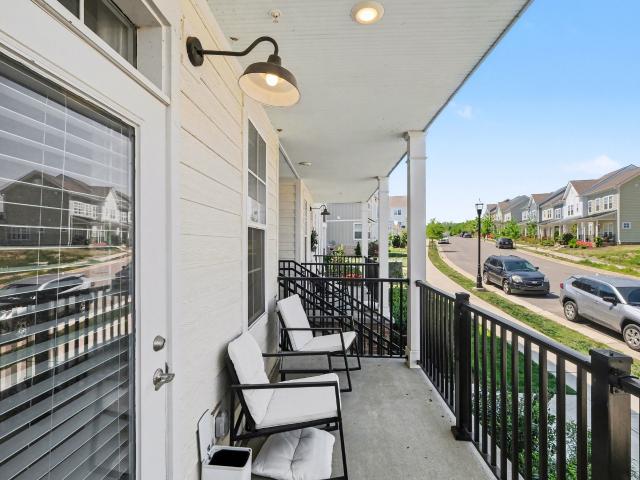 828 Goswell Dr # 102