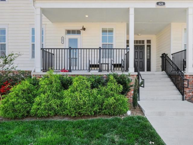 828 Goswell Dr # 102