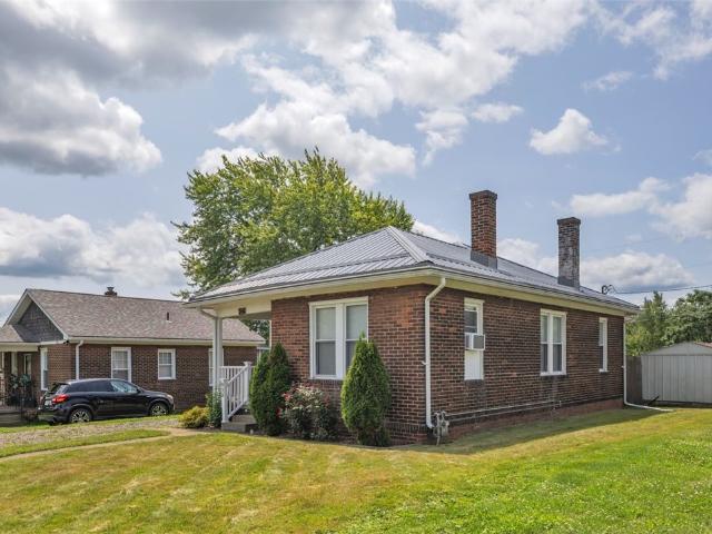 828 John St