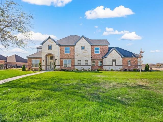 828 Mallard Pointe Dr, Grand Prairie, TX 75104