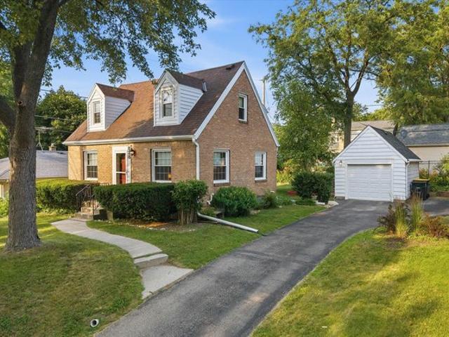 828 N 113th St, Wauwatosa, WI 53226