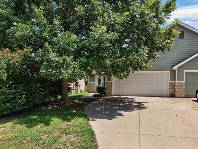 828 N Fieldstone Dr, Lawrence, KS 66049