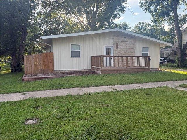 828 N Oak St, Ottawa, KS 66067