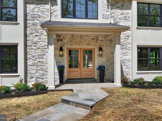 828 Summit Road