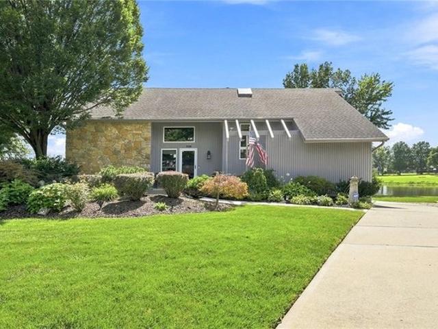 828 SW Lighthouse Pt, Lee's Summit, MO 64082