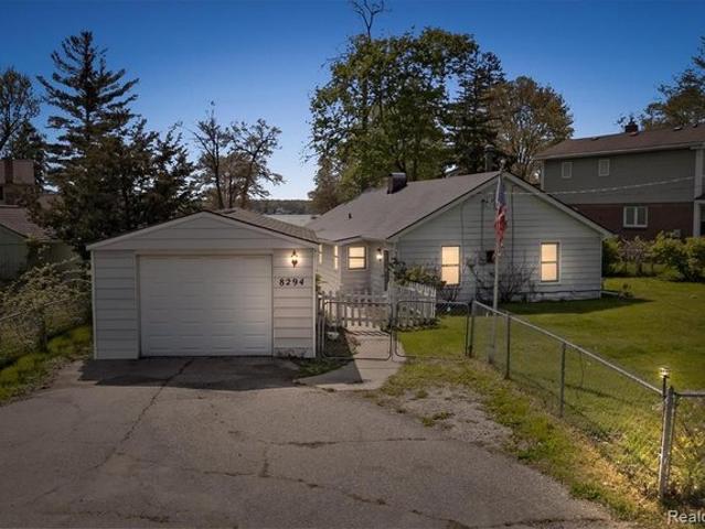 8294 Lagoon St, Commerce Township, MI 48382