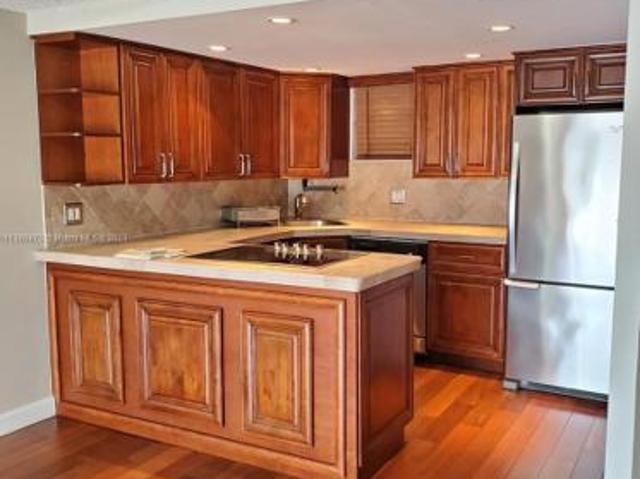 8290 Lake Dr #225, Doral, FL 33166