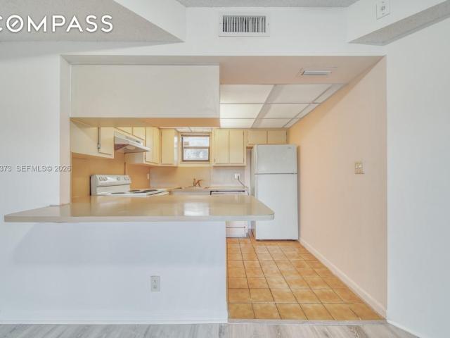 8290 Lake Dr 236, Doral, FL