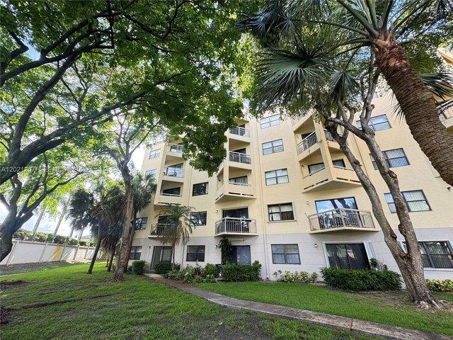 8290 Lake Dr Apt 130, Doral, FL 33166