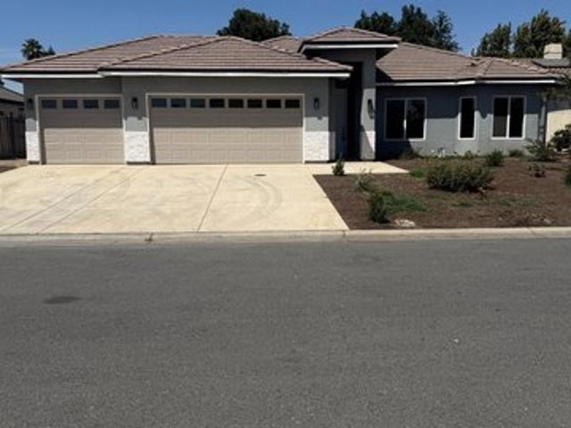 8290 Lake Shore Dr, Chowchilla, CA 93610