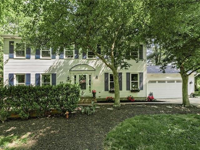 8290 Pine Creek Ct, Chagrin Falls, OH 44023