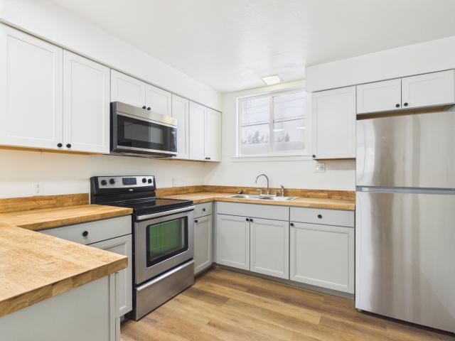829 17th Ave, 2 beds, 1 full bath