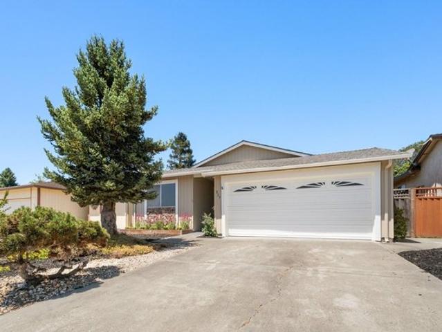 829 Almond Dr, Watsonville, CA 95076