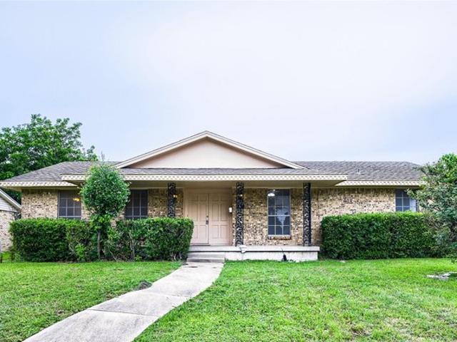 829 Poinsettia Dr, Lancaster, TX 75146