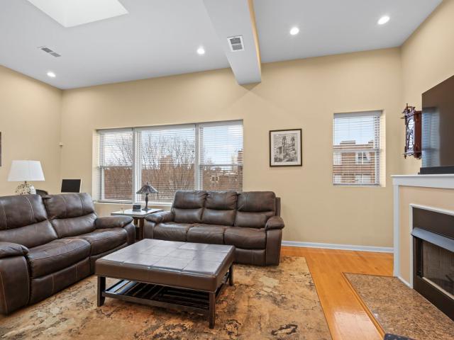 829 W Lawrence Ave, Unit 3, Chicago, IL 60640 | Compass