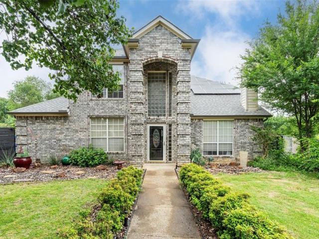 829 Woodridge Dr, Fort Worth, TX 76120